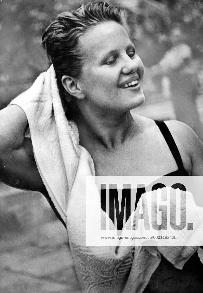 Ingrid Krämer-Gulbin (DDR) trocknet sich die Haare Wasserspringen Damen ...