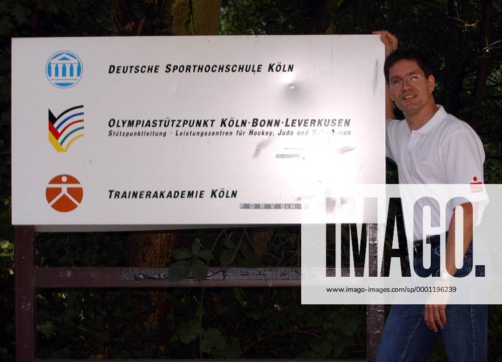 Michael Scharf (Deutschland), Leiter des Olympiastützpunktes, vor dem ...