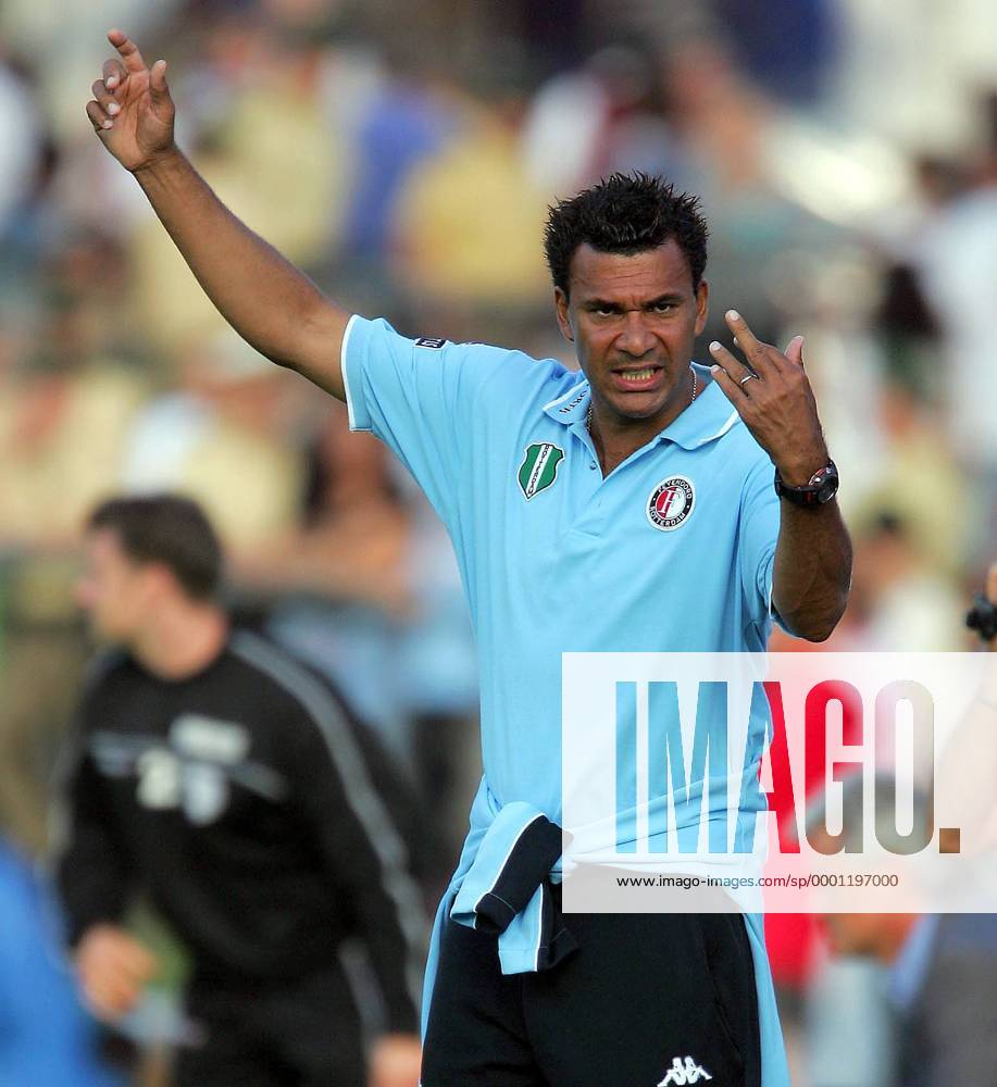 Trainer Ruud Gullit (Feyenoord) gibt Anweisungen Fußball Herren ...