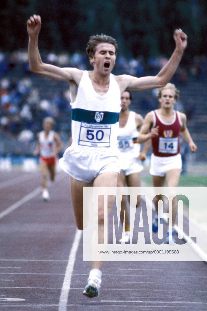 Werner Schildhauer (DDR SC Chemie Halle) - Siegesjubel Leichtathletik ...