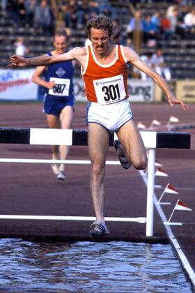 Hagen Melzer (DDR SC Einheit Dresden) am Wassergraben Leichtathletik ...
