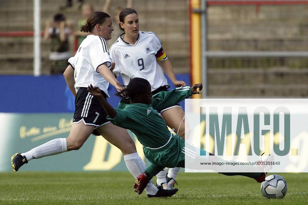 Felicia Ekpo gegen Birgit Prinz und Pia Wunderlich Fußball Länderspiel ...