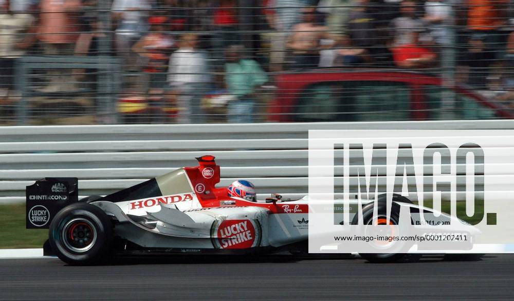 Jenson Button (England BAR-Honda) bringt seine Vorderbremse zum Glühen ...