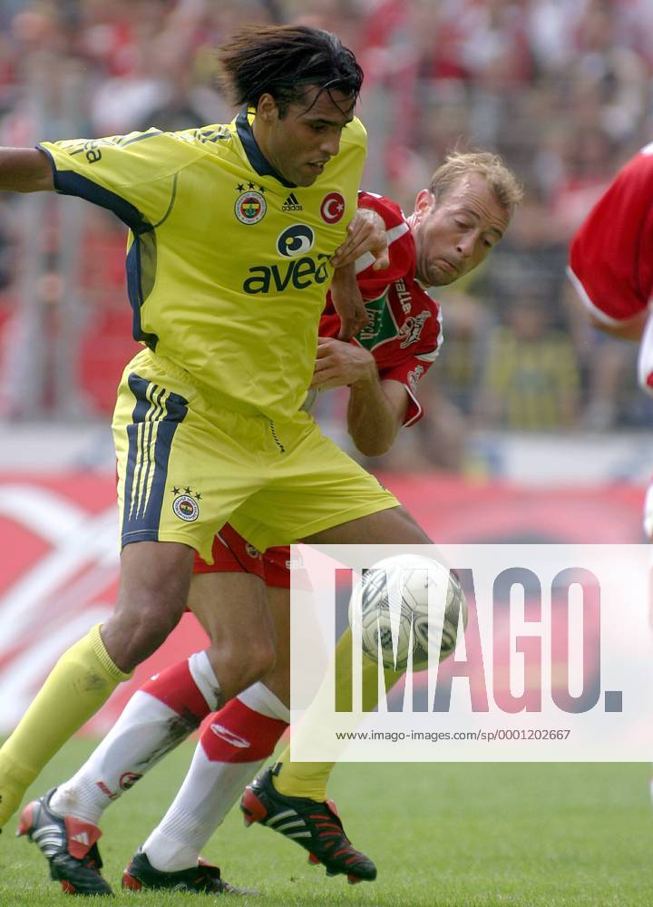 Pierre van Hooijdonk (Fenerbahce, li.) gegen Carsten Cullmann (Köln ...