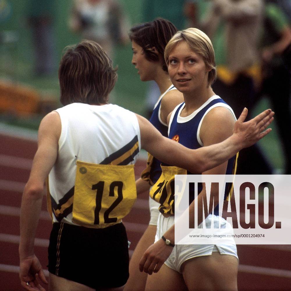 Annelie Jahns-Ehrhardt nimmt nach ihrem Sieg über 100m-Hürden die ...