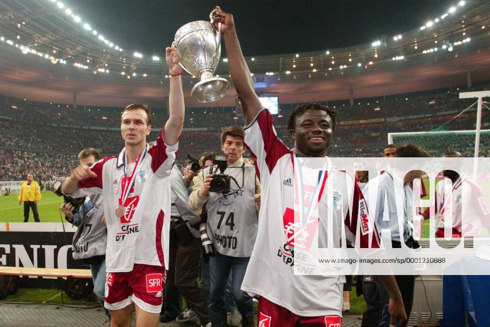 Modeste Mbami (re.) und Danijel Ljuboja (beide Paris St. Germain) mit ...