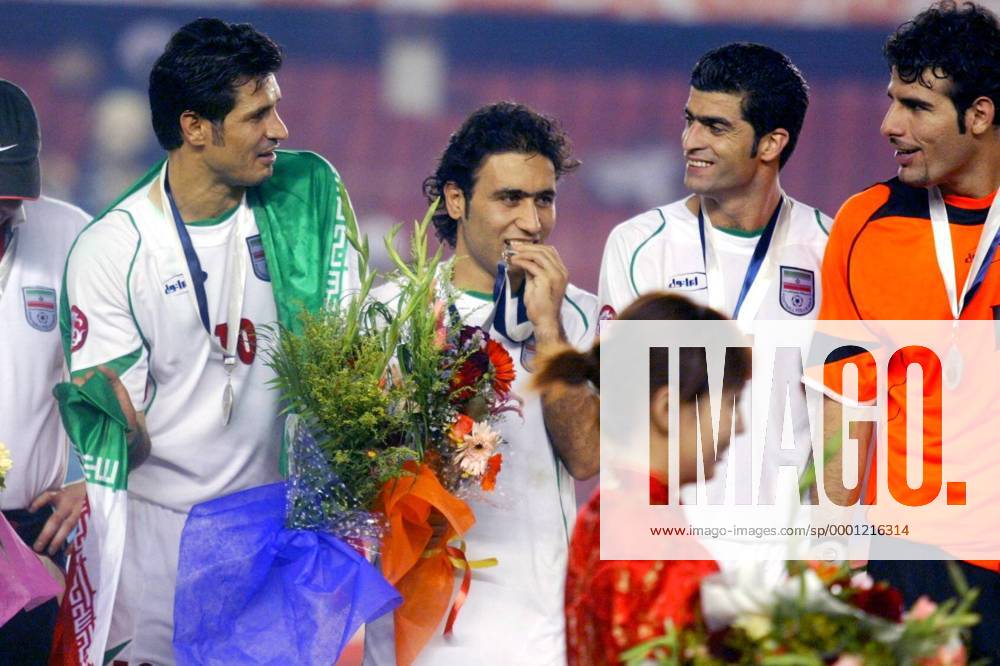 Siegerehrung, v.li.: Ali Daei, Mehdi Mahdavikia, Rahman Rezaei und ...