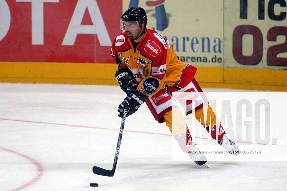 Andrew Schneider (Düsseldorf Metrostars) am Puck Eishockey DEL Herren ...