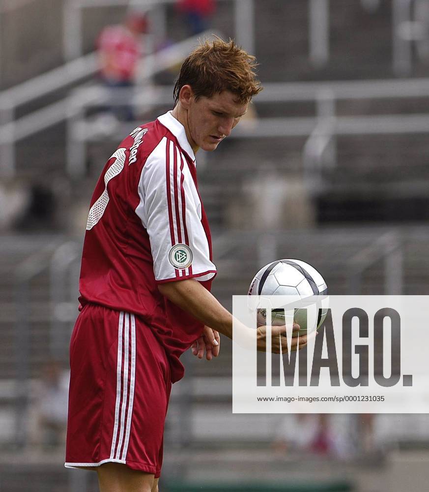 Bastian Schweinsteiger (Bayern Amat.) und sein Ball Fußball Herren ...