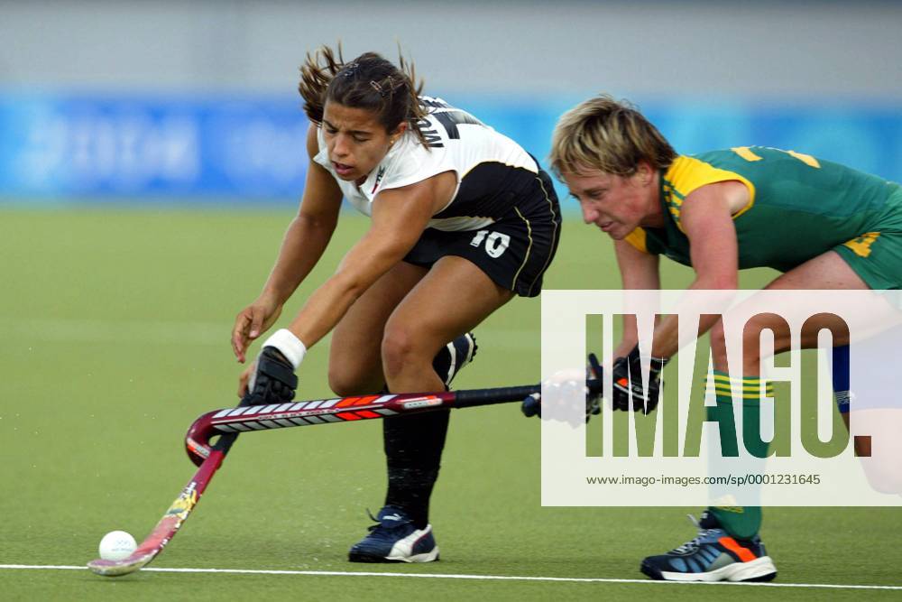 Silke Müller (Deutschland, li.) gegen Fiona Butler (Südafrika) Hockey ...