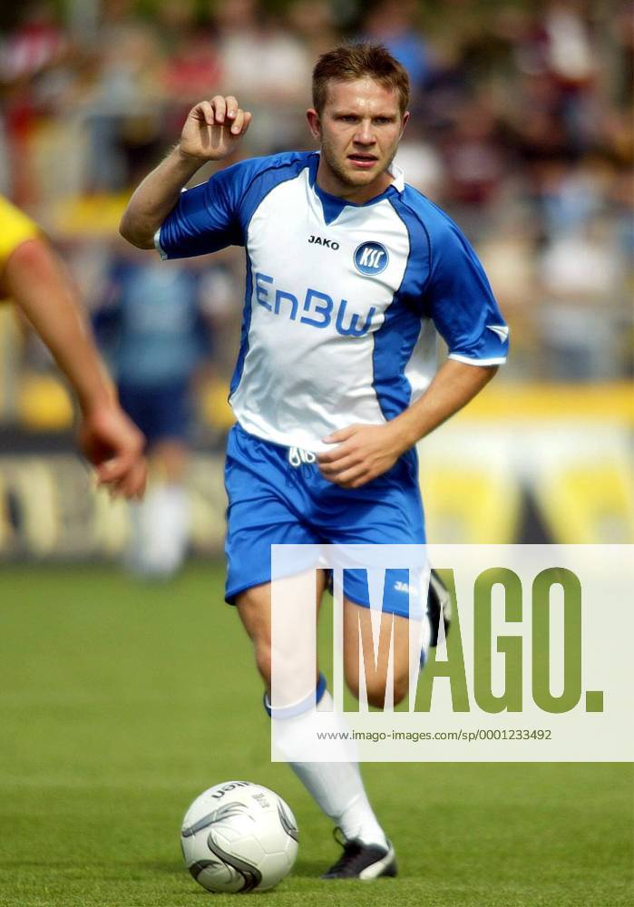 Ivan Saenko (Karlsruhe) am Ball Fußball 2. BL Herren DFB-Pokal 2004 ...