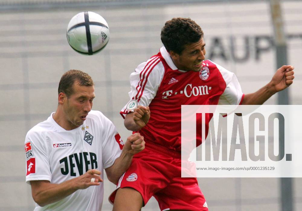 Jeff Strasser (Gladbach, li.) gegen Daniel Jungwirth (Bayern Amateure ...