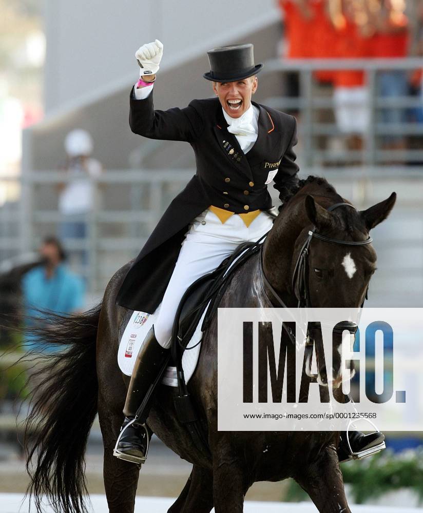 Olympiasiegerin Anky van Grunsven jubelt auf Salinero Pferdesport OS ...