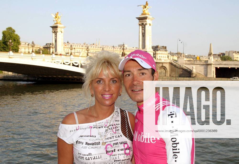 Erik Zabel (Deutschland T Mobile) mit Ehefrau Cordula vor der Pont ...