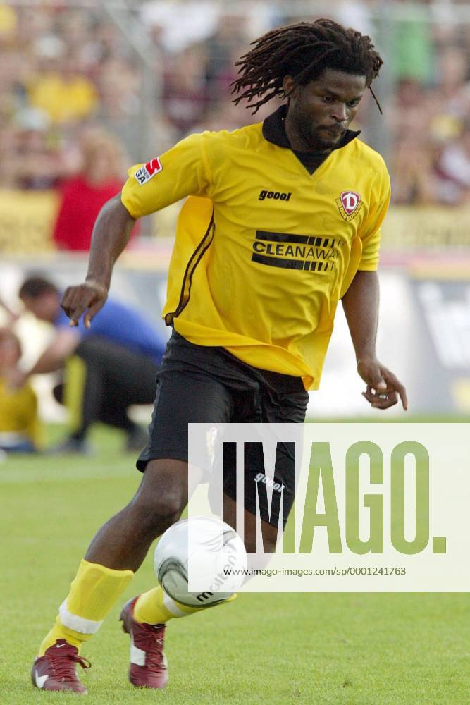Daniel Jules Wansi (Dresden) am Ball Fußball 2. BL Herren Saison 2004 ...