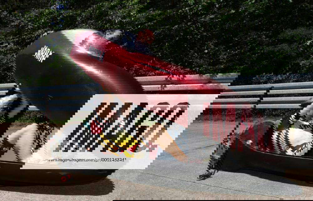 Sam Whittingham (Kanada) schließt die aerodynamische Verkleidung seiner ...