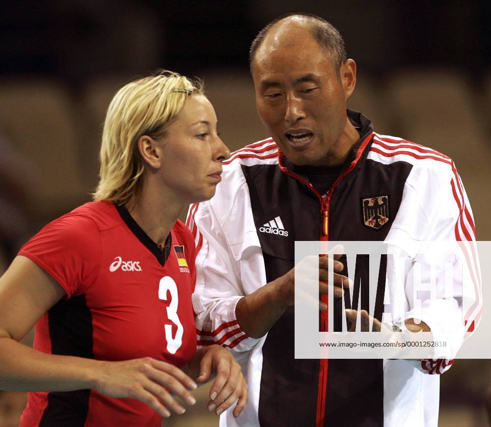 Bundestrainer Hee Wan Lee (li.) gibt Tanja Hart (beide Deutschland ...