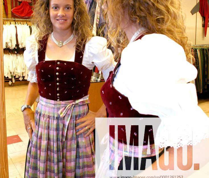 Patty Schnyder (Schweiz) mustert sich bei Trachten Jäger im Spiegel ...