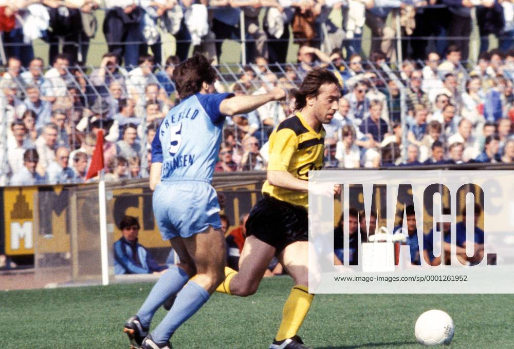 Marcel Raducanu (re., BVB) gegen Ludger van de Loo (Uerdingen) Fußball ...