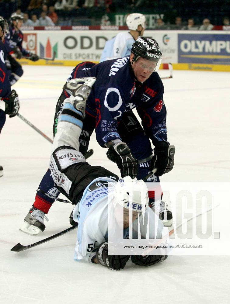Brandon Reid wird von Justin Harney zu Fall gebracht Eishockey DEL ...