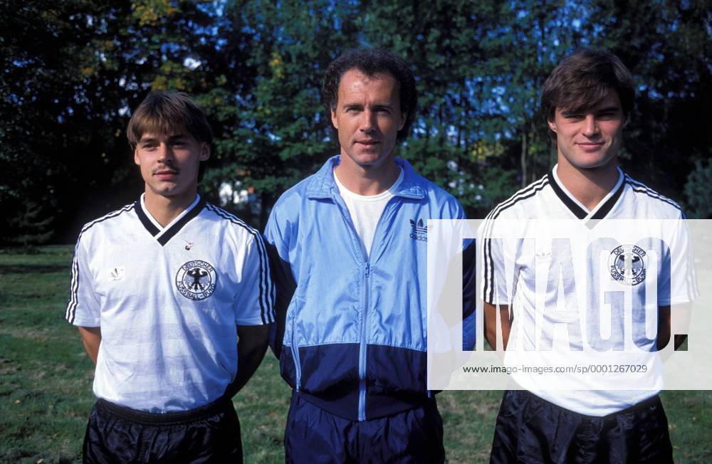 Teamchef Franz Beckenbauer mit seinen Youngstars Olaf Thon und Thomas ...