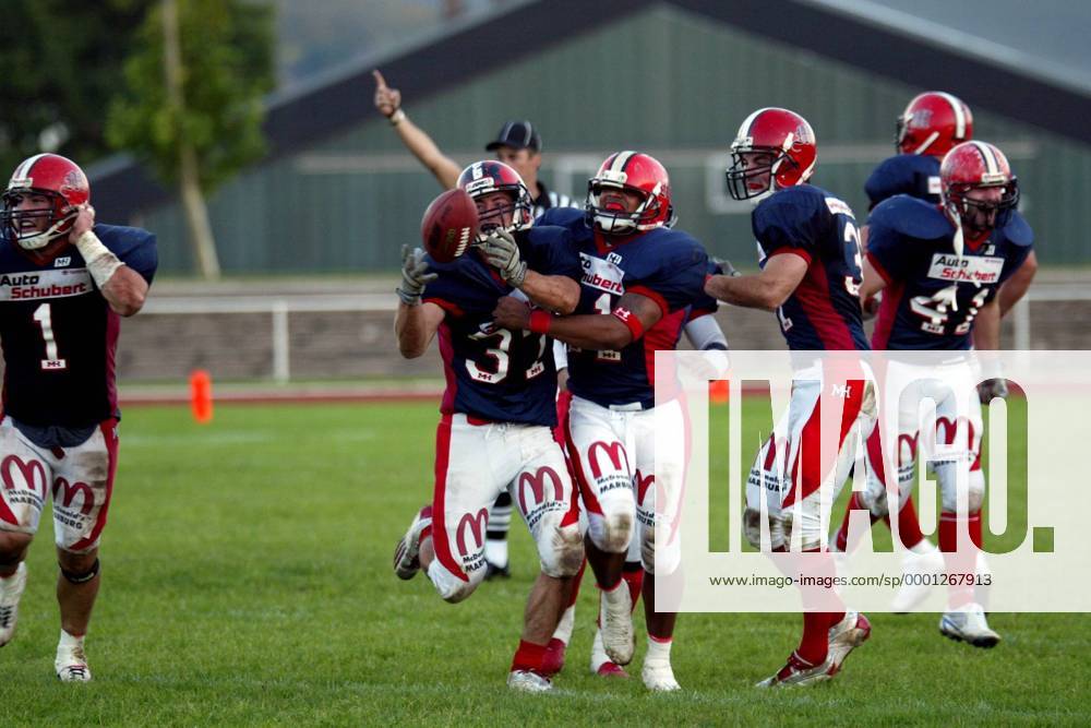 Schlußjubel Marburg Mercenaries mit den Defensive Backs Oliver Glaum ...