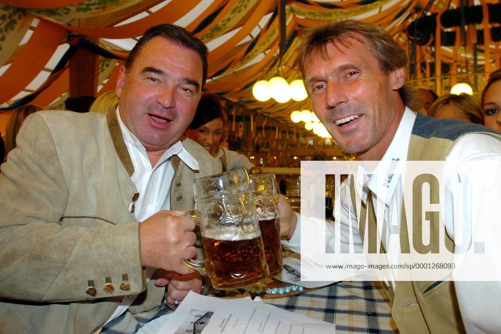 Präsident Karl Auer (li.) und Trainer Rudi Bommer (beide 1860) gönnen ...