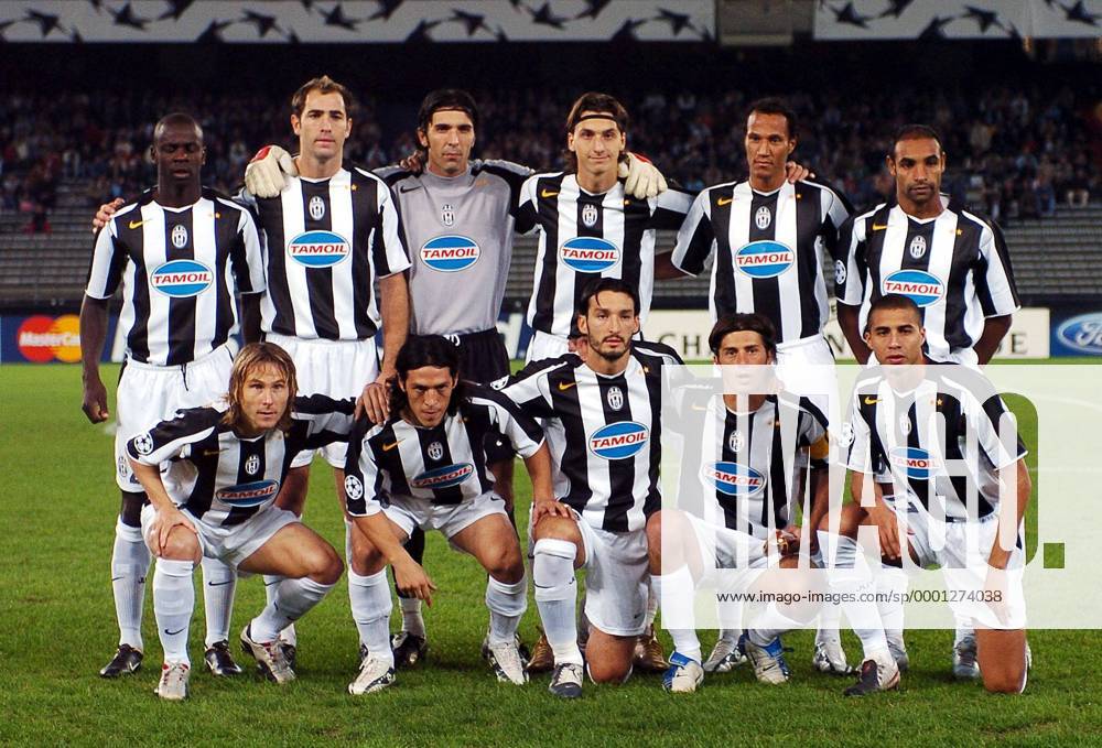 Mannschaftsfoto Juventus Turin, hi.v.li.: Lilian Thuram, Igor Tudor ...