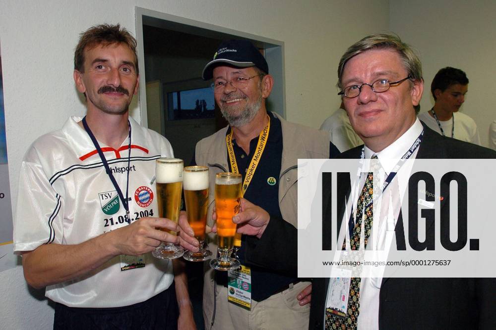 Stößchen - Spielertrainer Thoralf Bennert (li.), Präsident Georg Friedrich Oelze (beide Völpke