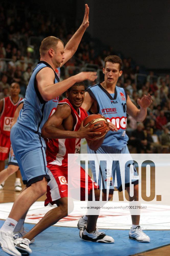 Rod Nealy (Würzburg, Mitte) gegen Uvis Helmanis (li.) und Hurl Beechum ...