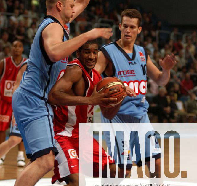 Rod Nealy (Würzburg, Mitte) gegen Uvis Helmanis (li.) und Hurl Beechum ...