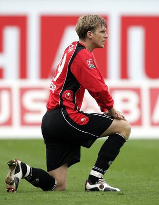 Per Mertesacker am Boden Fußball 1. BL Herren Saison 2004 2005 ...