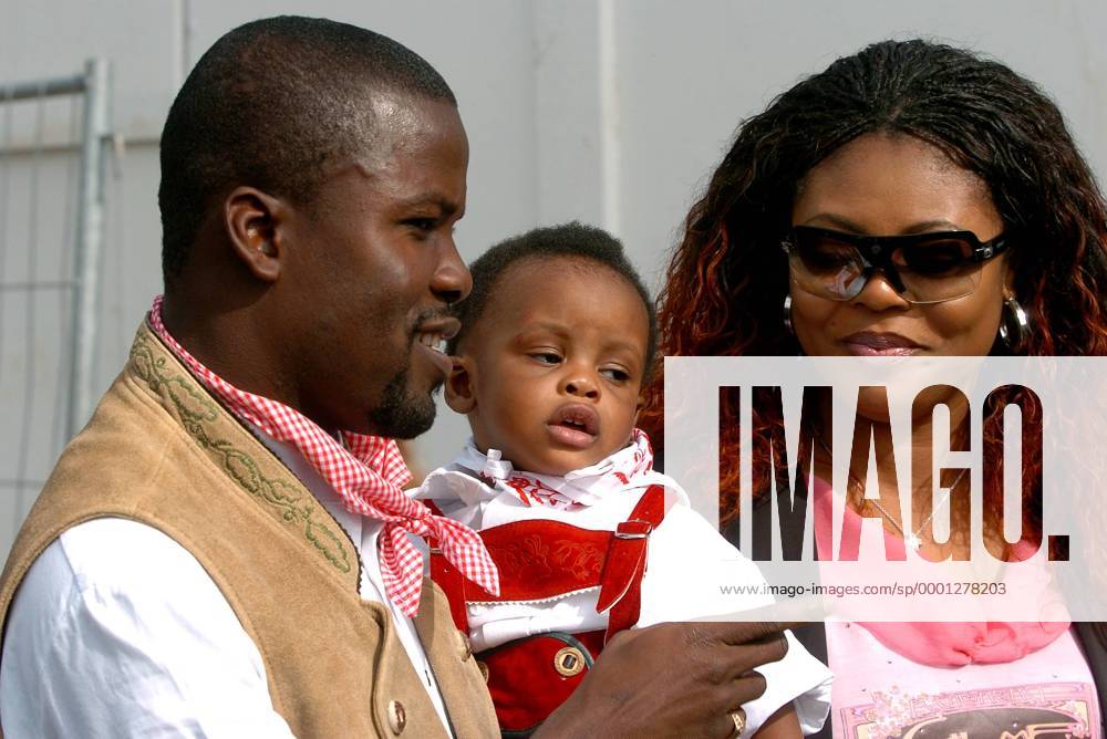 Samuel Osei Kuffour (Bayern) mit Frau Franzisca und Sohn Samuel Jr. bei ...