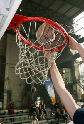Dunk eines Streetballers während der Deutschen Streetball Meisterschaft ...