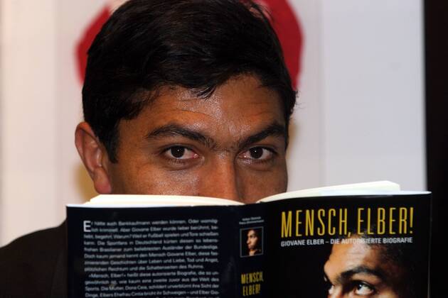 Giovane Elber (Brasilien Olympique Lyonnais) präsentiert während der ...