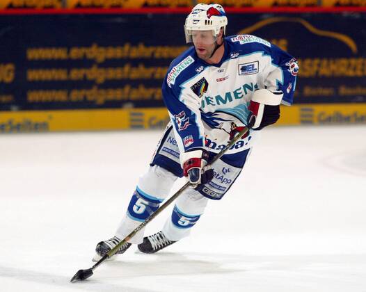 Andy Delmore (Mannheim) am Puck Eishockey DEL Herren Deutsche Eishockey ...