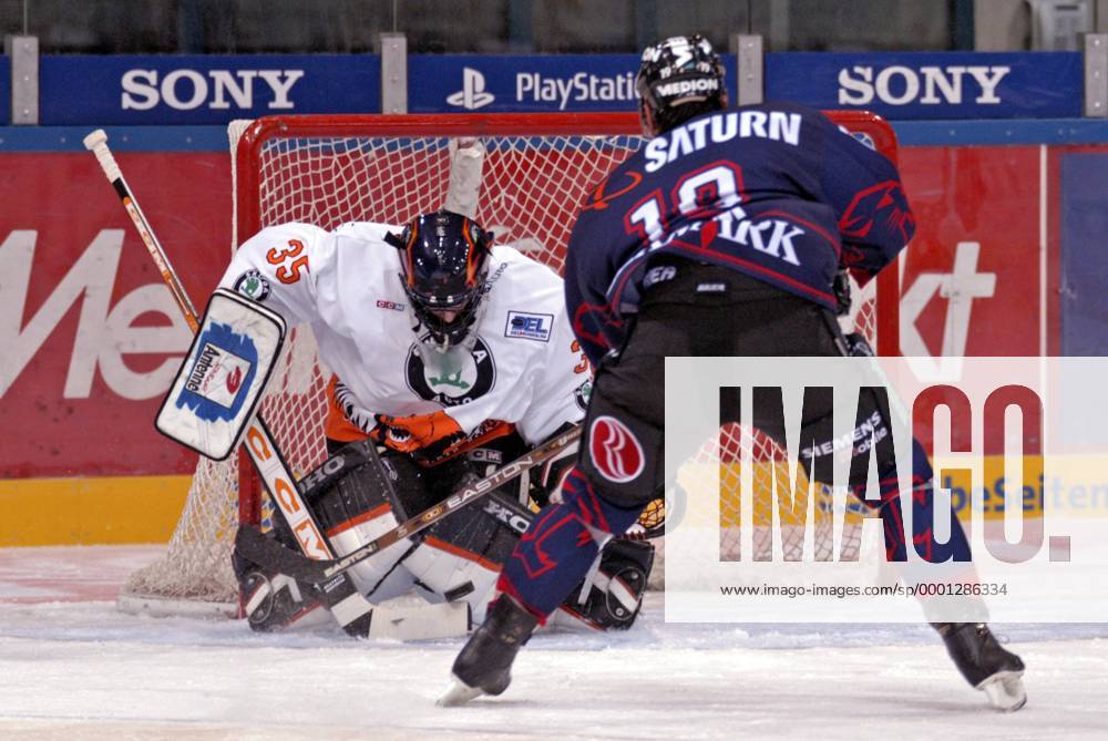 Goalie Marc Seliger (Wolfsburg) hält seinen Kasten gegen Marco Sturm ...