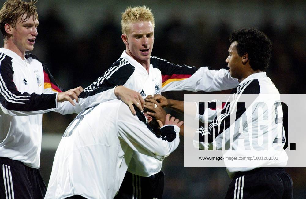 Torschütze Christian Schulz (vorn) wird von Per Mertesacker (li.), Mike ...