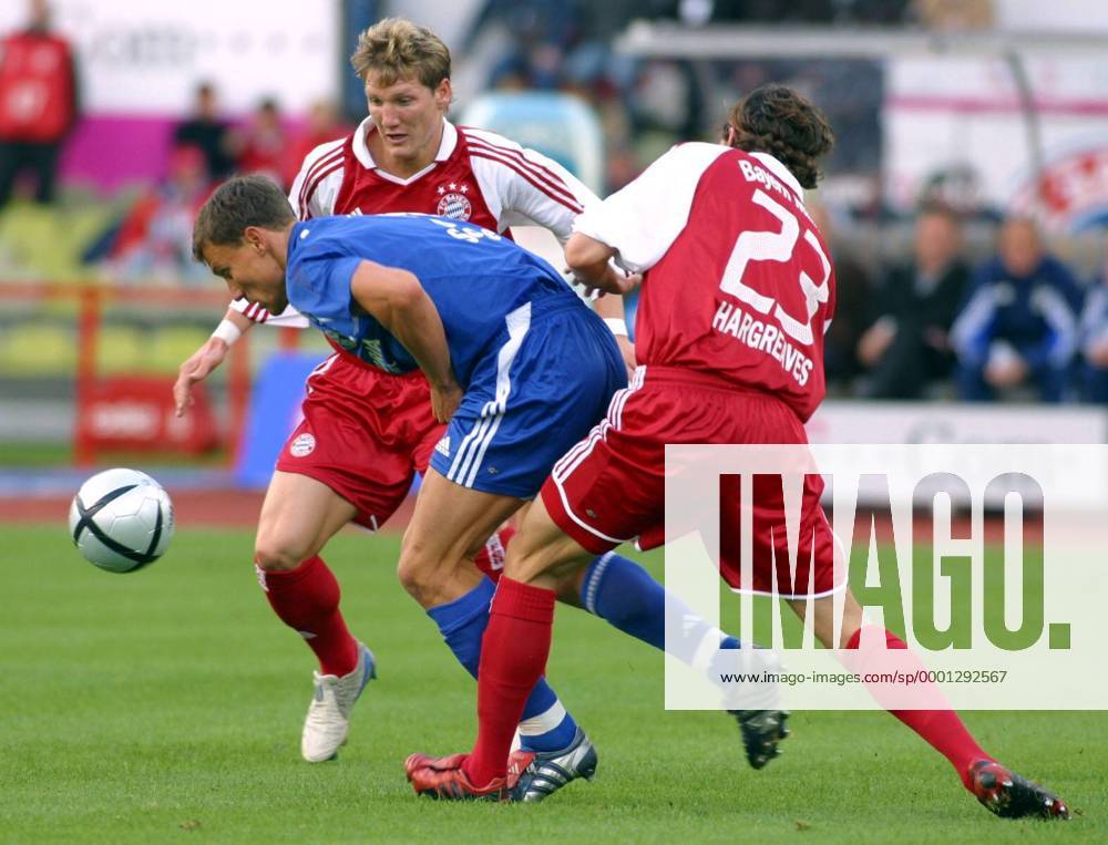 Ebbe Sand gegen Bastian Schweinsteiger und Owen Hargreaves Fußball 1 ...