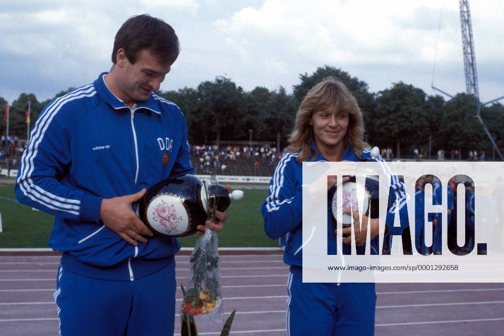 Die Sieger Petra Felke und Ulf Timmermann (beide DDR) mit ihren ...