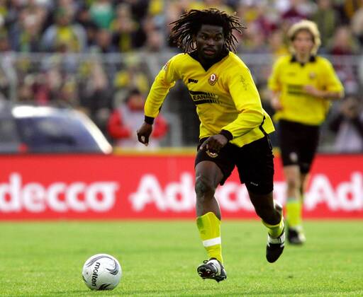 Daniel Jules Wansi (Dresden) am Ball Fußball 2. BL Herren Saison 2004 ...