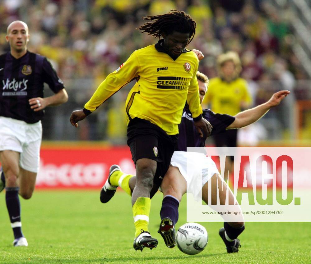 Daniel Jules Wansi im Zweikampf mit Thorsten Nehrbauer Fußball 2. BL ...