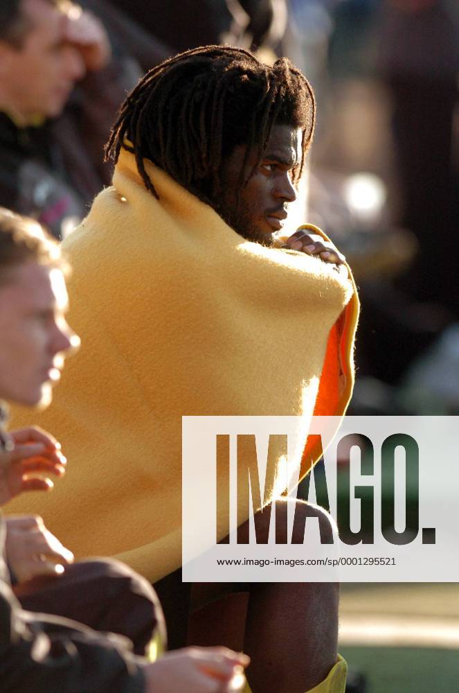 Daniel Jules Wansi (Dynamo Dresden) mit einer Decke umhüllt auf der ...