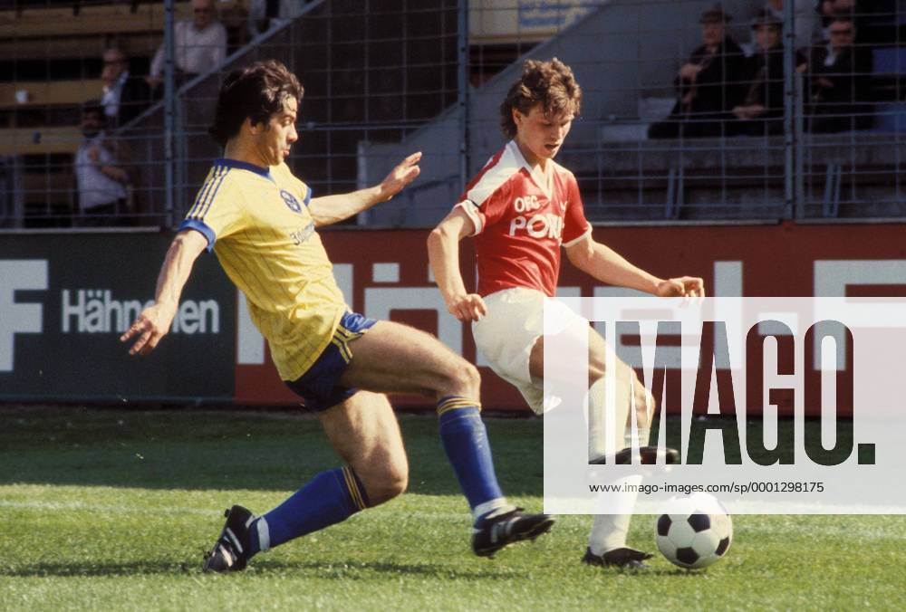 Michael Geiger attackiert seinen Offenbacher Gegenspieler Fußball 1. BL ...