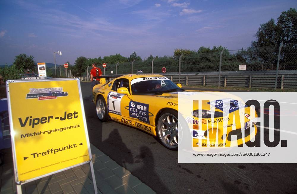 Die Zakspeed Chrysler Viper GTS Jet an der Einfahrt des Nürburgrings ...