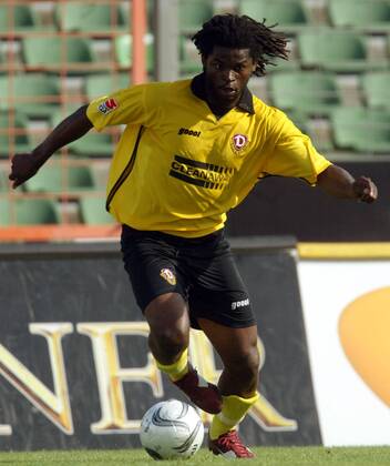 Daniel Jules Wansi (Dresden) am Ball Fußball 2. BL Herren Saison 2004 ...