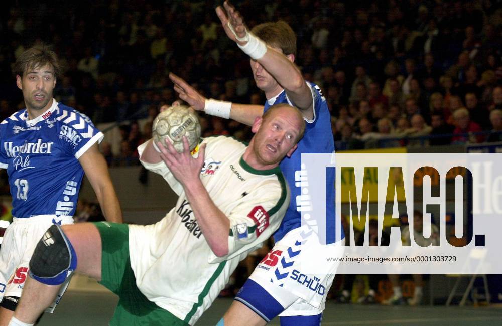 Robert Sighvatsson (Wetzlar, Mitte) setzt sich gegen Zerbe (re.) und ...