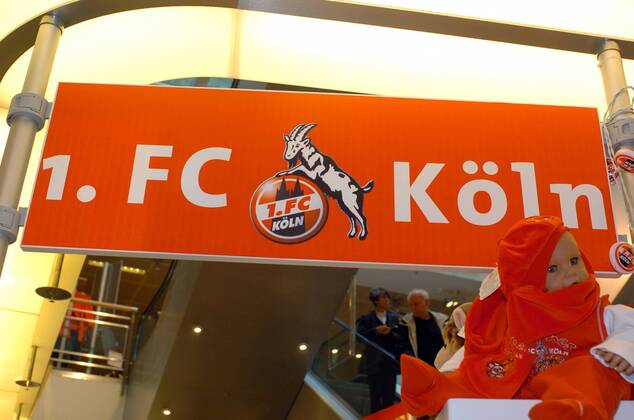 In dieser Ecke des Fanshops gibt es Fanartikel des 1. FC Köln Fußball 2 ...