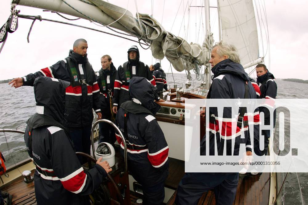 Die Sail & Friends Crew bei einer Crewbesprechung auf dem Achterschiff ...