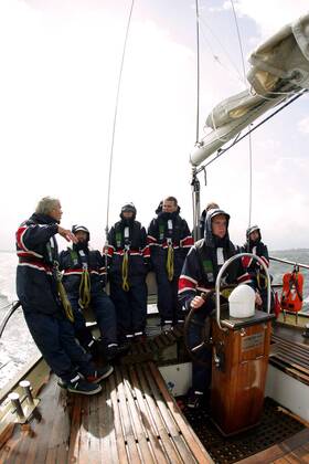 Die Sail & Friends Crew bei einer Crewbesprechung auf dem Achterschiff ...